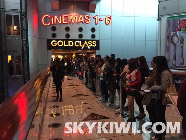 韩庚发布会现场实力撩美女主播、粉丝献花拥抱…_天维新闻频道 - Skykiwi.com